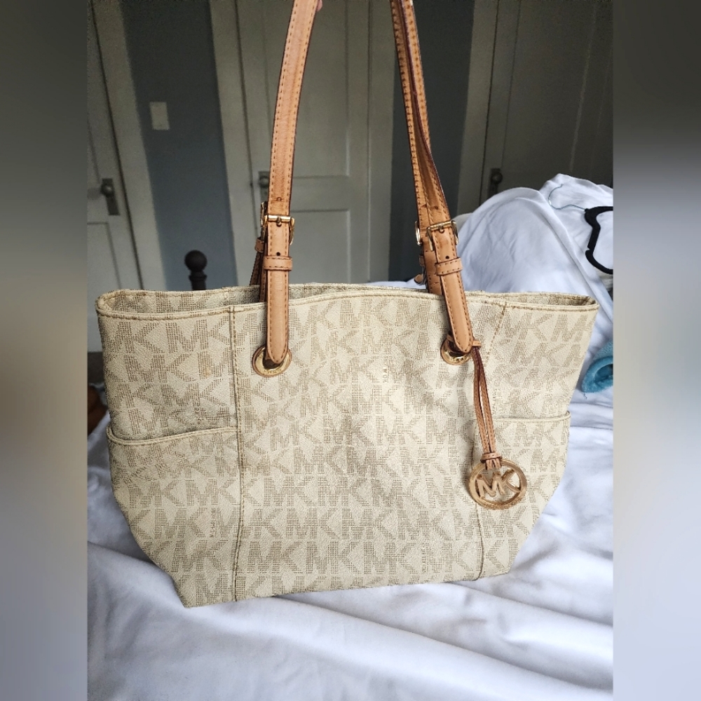 Michael Kors Handbag With Lots Of Space! - Gem